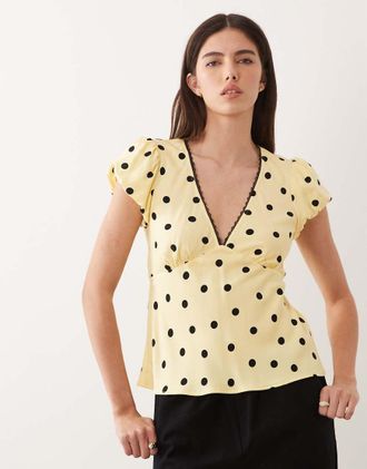 Nobody's Child Minnie - Top &agrave; pois avec col V et mancherons - Jaune