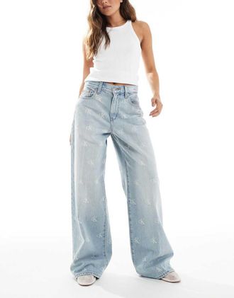 Calvin Klein Jeans Jeans in heller Waschung mit weitem Bein und Logo-Print im Distressed-Look-Blau