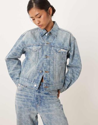 Calvin Klein Jeans Veste camionneur en jean &agrave; imprim&eacute; logo - Bleu clair d&eacute;lav&eacute;