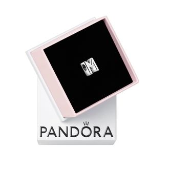 Pandora Moments Buchstabe M - wendbares Alphabet-Charm aus Sterling-Silber mit gepr&auml;gten Herzen und Perlen an der R&uuml;ckseite - kompatibel mit Armb&auml;ndern Moment