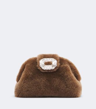 Amina Muaddi Clutch Camelia aus Shearling mit Kristallen