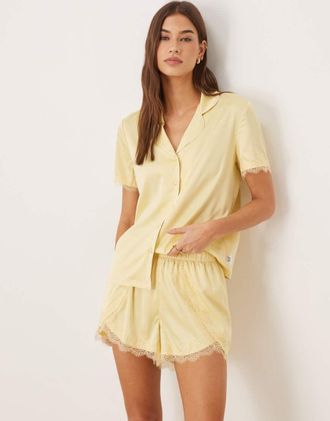Chelsea Peers Linvit&eacute;e - Ensemble de pyjama avec short &agrave; ourlet tulipe et top boutonn&eacute; en satin et bas des manches avec ourlet &agrave; volants - Jaune