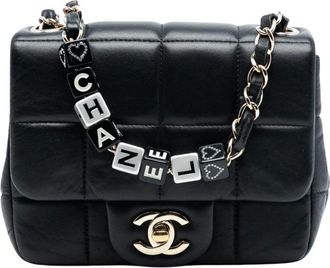 Chanel Sac vintage matelass&eacute; en cuir pr&eacute;-poss&eacute;d&eacute; avec breloques - Femme - Pre-owned - Noir - Taille: ONE Size