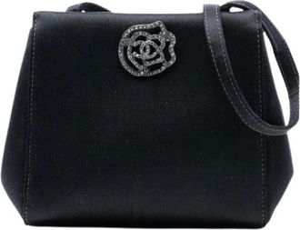 Chanel Sac bandouli&egrave;re en satin Pre-owned avec d&eacute;tail cam&eacute;lia - Femme - Pre-owned - Noir - Taille: ONE Size