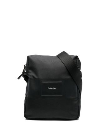 Calvin Klein sac port&eacute; &eacute;paule &agrave; patch logo - Noir