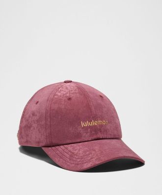 lululemon Lunar New Year Baseballkappe Logo - Gr&ouml;&szlig;e L/XL in Burgundy Bay