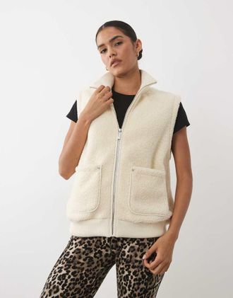 Sweaty Betty Pl&uuml;sch-Fleece-Weste mit Rippstruktur in Ecru-Beige-Neutral