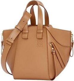 Loewe Sac bandouli&egrave;re Hammock Compact en cuir grain&eacute;