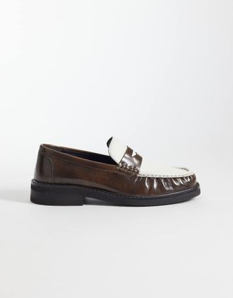 Asos Penny-Loafer aus Leder in Braun und Cremewei&szlig; mit gerafftem Vorderblatt-Mehrfarbig