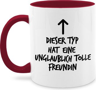 Shirtracer Tasse Tassen 325ml - Valentinstag Partner Freund & - Dieser Typ hat eine unglaublich tolle Freundin - 325 ml - Bordeauxrot - partnertasse valentinstag