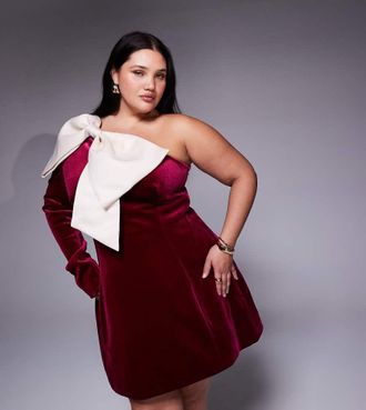 Asos Curve - Robe courte en velours &agrave; &eacute;paule d&eacute;nud&eacute;e et noeud - Bordeaux-Rouge