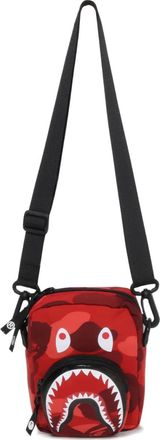 A Bathing Ape sacoche à détail de tête de requin - Rouge