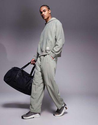 Nike Athletic Club - Pantalon de surv&ecirc;tement &agrave; logo - Gris