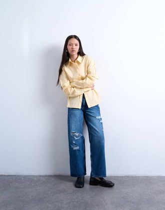 Topshop Jeans in Mittelblau mit mittelhohem Bund, Rissen am Knie und tailliertem Schnitt