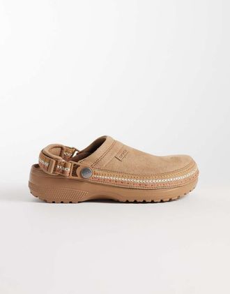 Crocs Crafted Clogs aus Wildlederoptik mit N&auml;hten in Sepia-Braun