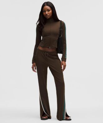 lululemon Trainingshose im Slim Fit mit mittelhohem Bund und Streifen f&uuml;r Frauen - Gr&ouml;&szlig;e 2XS in Walnut Crunch/Light Ivory/Deep Marina