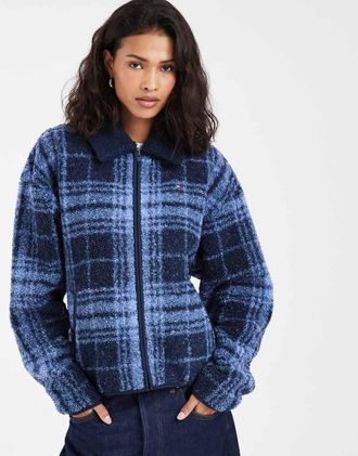 Tommy Jeans veste zipp&eacute;e en imitation peau de mouton avec logo drapeau &agrave; carreaux bleus