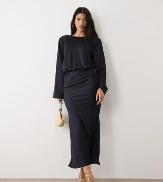 KAIIA Robe longue cintr&eacute;e en satin avec manches &eacute;vas&eacute;es et blouson - Bleu marine nuit