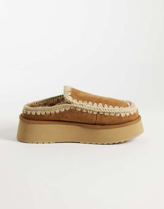 Mou Mou Clogs aus Wildleder mit Shearling-Futter und Plateau in Cognac-Braun
