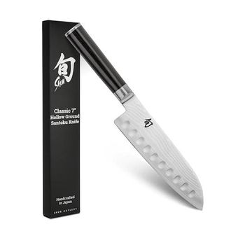 Kai Shun Classic Santoku 18 cm Longueur de Lame avec Bordure Granton - Couteau Damas 32 Couches Noyau VG Max - 61 (&plusmn;1) HRC - Manche en Pakkawood - Fabriqu