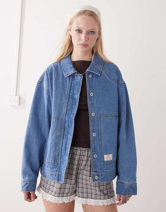 Obey Sybil - Jeansjacke in verwaschenem Hellblau mit Knopfleiste