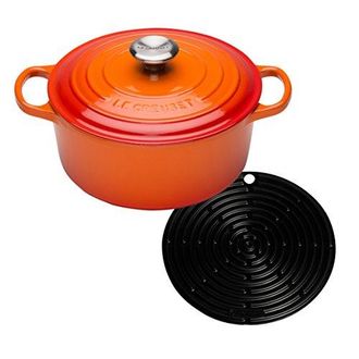 LE CREUSET Le Creuset Gusseisen Bräter Signature rund 22 cm, ofenrot & Le Creuset Silikon-Accessoires Topflappen rund schwarz