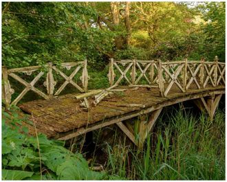 Wallario Poster - Verwunschene Br&uuml;cke in Premiumqualit&auml;t, Gr&ouml;&szlig;e: 40 x 50 cm