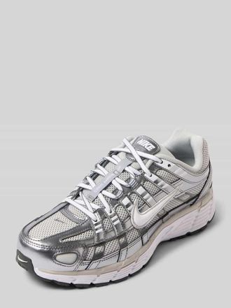 Nike Sneaker mit Label-Patch