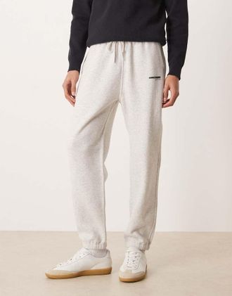 Abercrombie & Fitch Locker geschnittene Jogginghose in Grau mit Logodetail und B&uuml;ndchen