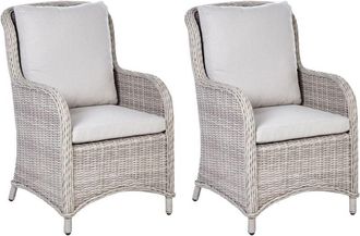 Beliani Gartensessel 2er Set Taupe Rattan mit Armlehnen Kissen Hellgrau Modernes Design Außenbereich Terrasse Outdoor Balkon Ausstattung Sitzmöbel