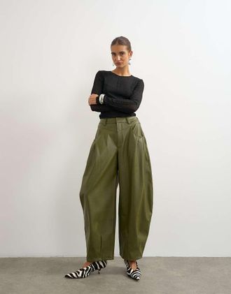 Topshop Barrel-Leg-Hose aus Kunstleder mit Passe in Khaki-Multi
