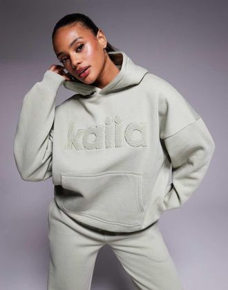 KAIIA Oversize-Kapuzenpullover in Salbeigr&uuml;n mit hohem Baumwollanteil und Teddyfell-Logo, Kombiteil