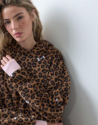 Urban Threads Fleece-Sweatshirt mit Leoparden-Schleifenmuster-Braun