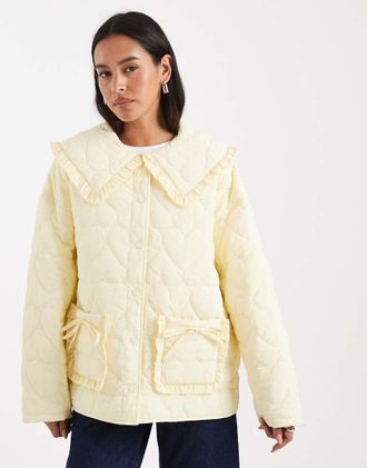 Miss Selfridge Gesteppte Innenjacke in Buttermilchgelb mit Kragen