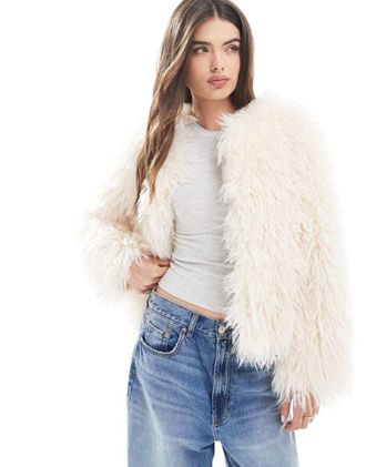 New Look Cropped-Jacke aus haarigem Kunstpelz in Creme-Wei&szlig;