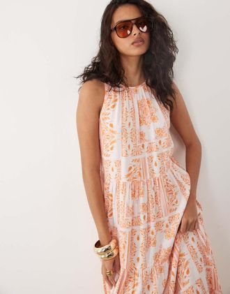 Vero Moda &Auml;rmelloses Maxi-H&auml;ngerkleid mit orangem Kachelmuster und gestuftem Saum