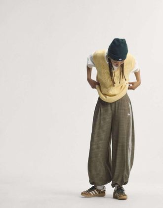 adidas Originals pantalon ample &agrave; carreaux kaki-Vert