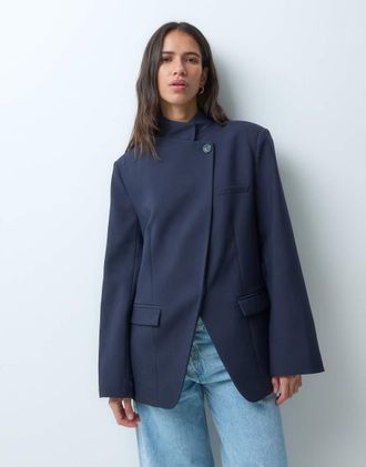 Asos Blazer ajust&eacute; &agrave; col montant crois&eacute; en bleu marine