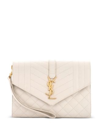 Saint Laurent pochette Classic Envelope monogramm&eacute;e en cuir matelass&eacute; avec bride poignet - Blanc