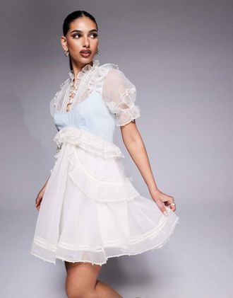 Asos Robe courte en organza ornée de perles avec empiècement en jean sur le buste - Crème-Blanc