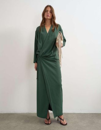 Topshop Maxikleid mit tiefem Ausschnitt und Bindeg&uuml;rtel in Dunkelgr&uuml;n