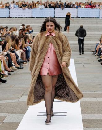 Topshop Manteau long oversize en fausse fourrure sans col - Beige neutre ray&eacute;