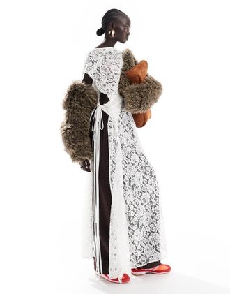 Asos Hochgeschlossenes Maxikleid aus Spitze mit gebundener Seite-Wei&szlig;