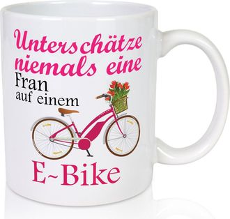Generic Untersch&auml;tze niemals eine Frau | E-Bike | Sport | Rad fahren - Tasse Weiss - Kaffeetasse/Geschenk/Familie