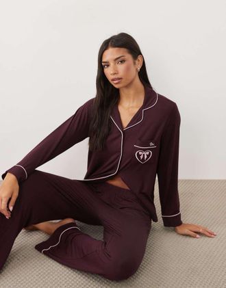 Boux Avenue ensemble de pyjama en modal &agrave; bordures contrastantes et col tailleur, couleur blackberry-Rouge
