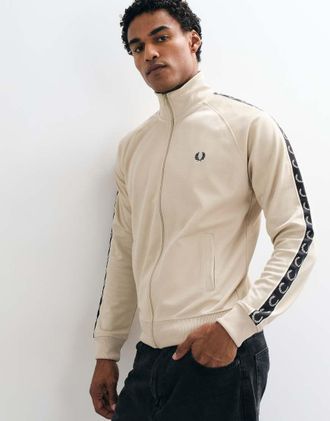 Fred Perry Kombiteil-Trainingsjacke mit Kontrastband, durchgehendem Rei&szlig;verschluss und Logo in Beige-Neutral