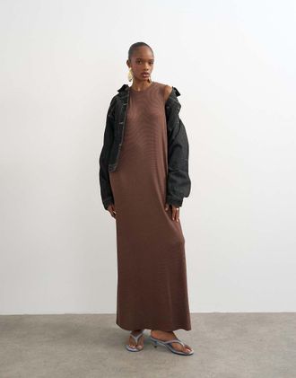 Topshop Geripptes Maxikleid in Schokobraun mit tiefen Armausschnitten-Brown