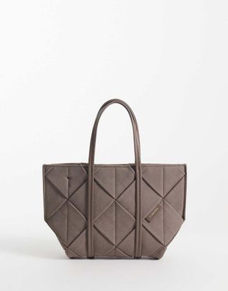 Calvin Klein gewebte Mini-Tasche aus Wildleder mit Umh&auml;ngegurt in Taupe-Neutral