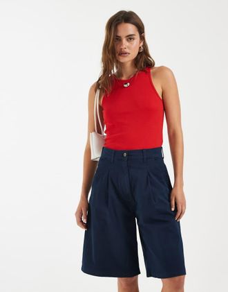 Tommy Jeans Short chino long &agrave; taille haute - Bleu marine