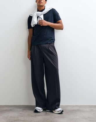 Weekday Pantalon habill&eacute; ample &agrave; fines rayures - Gris fonc&eacute;